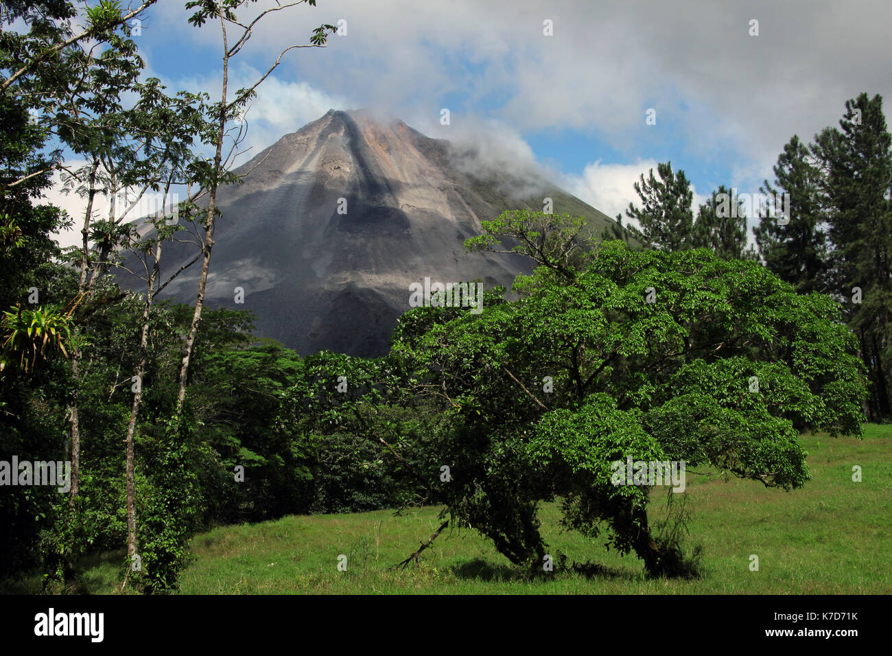 Arenal volcano national park tour hi-res stock photography and images ...