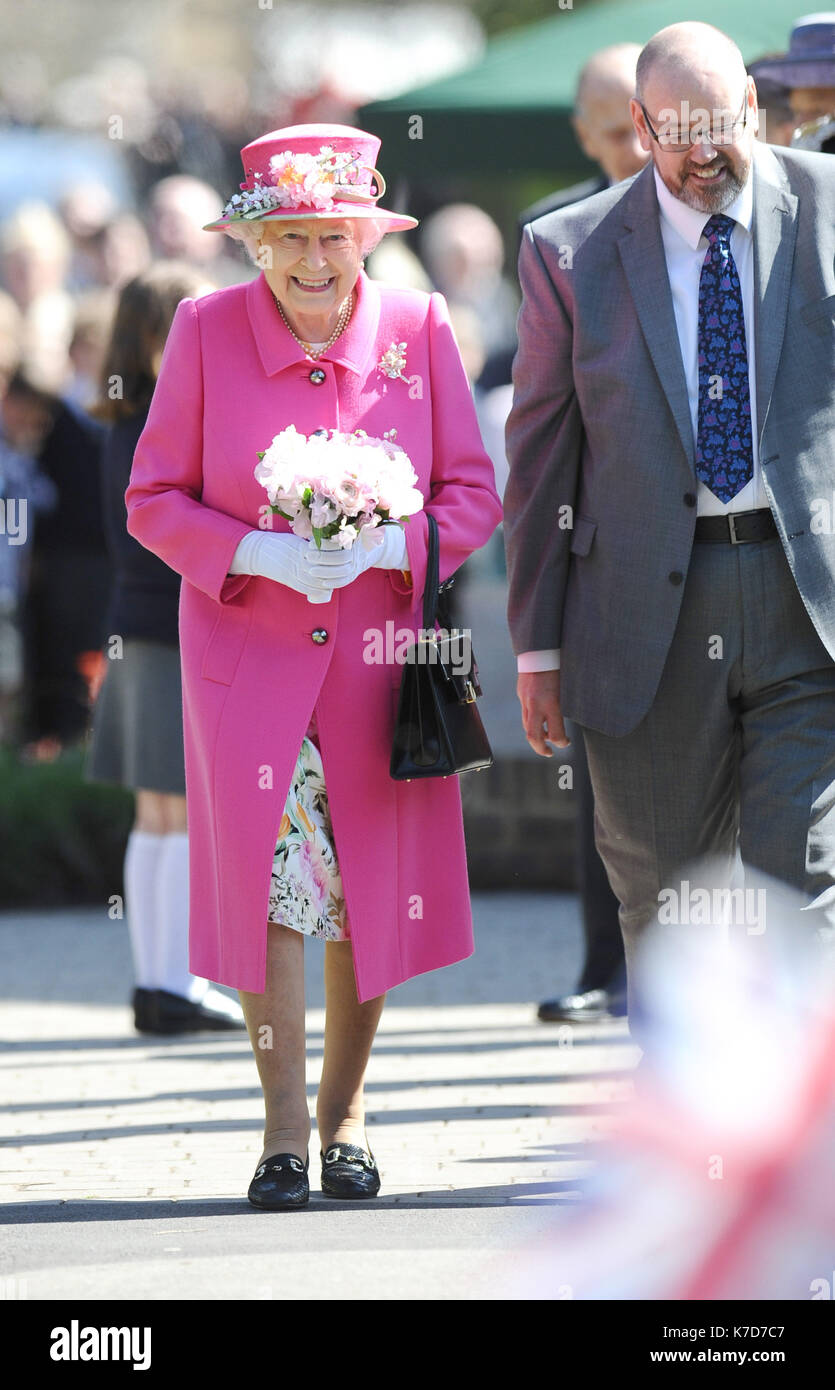 Queen elizabeth ii smiling camera hi-res stock photography and images ...