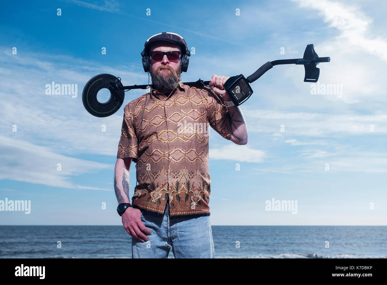 Man with metal detector hi-res stock photography and images - Alamy