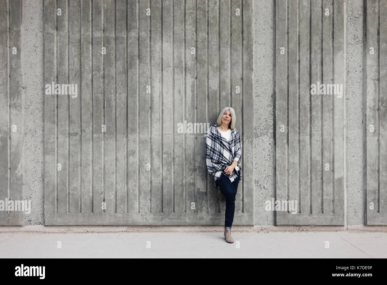 Leaning on wall hi-res stock photography and images - Alamy