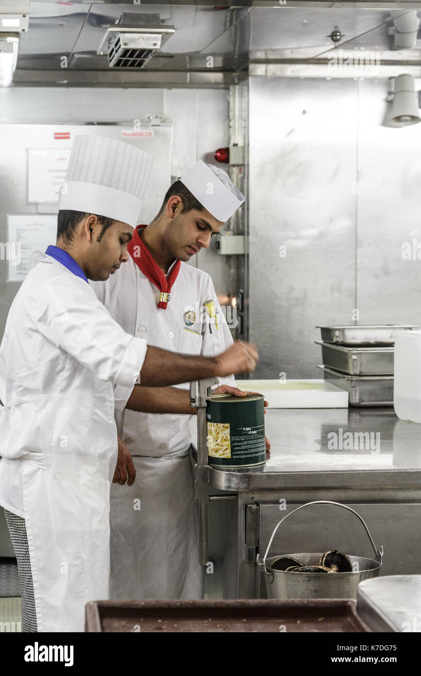 Commercial kitchen hi-res stock photography and images - Alamy