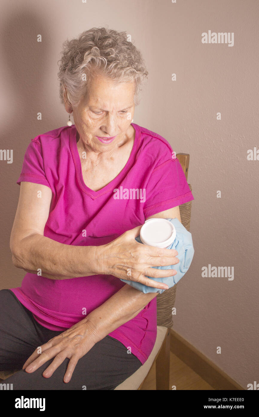 Ice on arm pain hi-res stock photography and images - Alamy