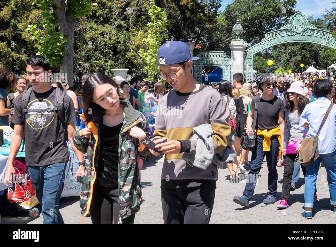 Crowds of students at the University of California Berkeley campus ...