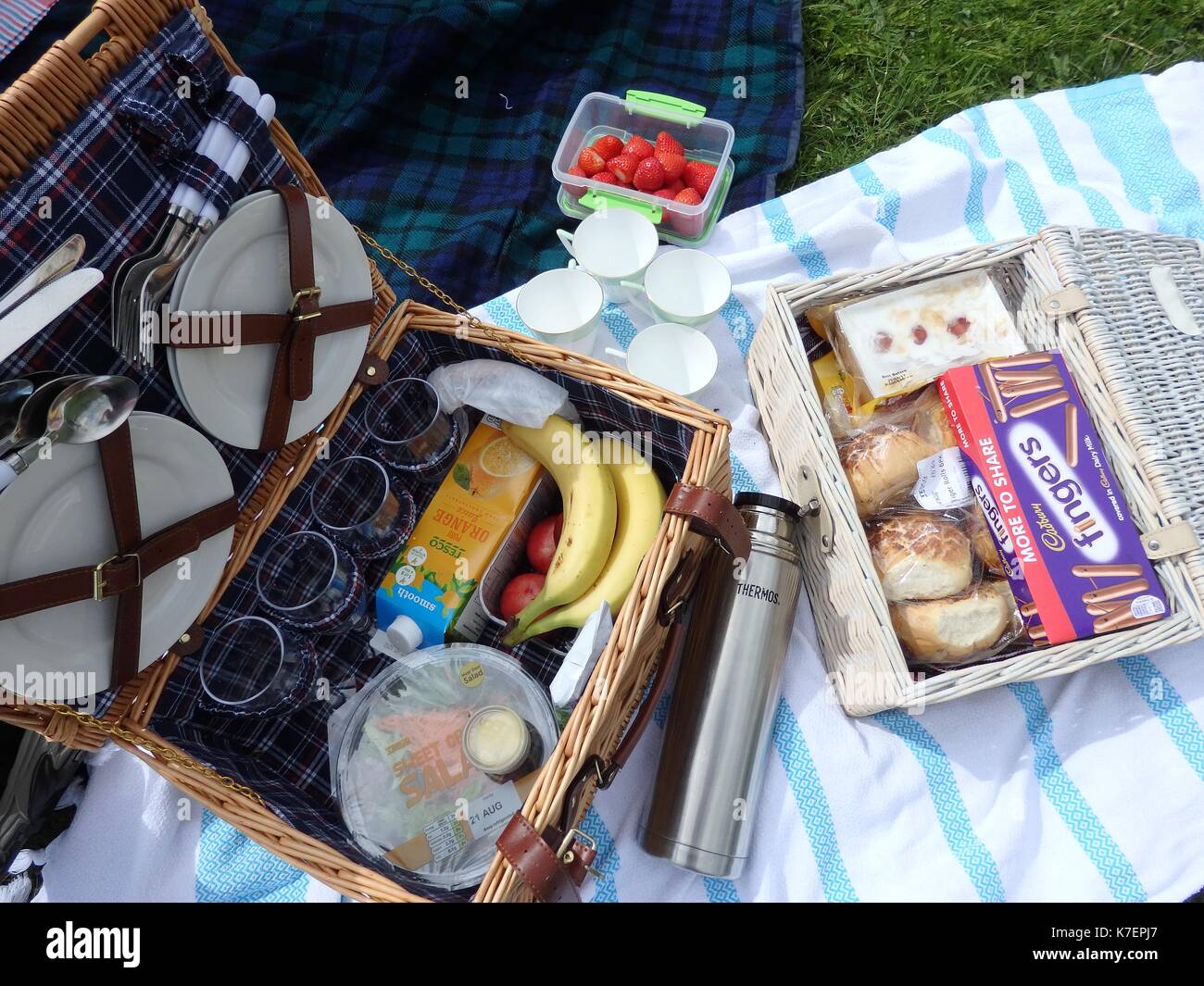 Traditional picnic hi-res stock photography and images - Alamy