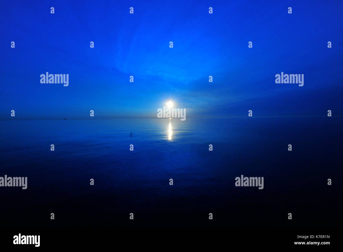 Wide dark blue border hi-res stock photography and images - Alamy