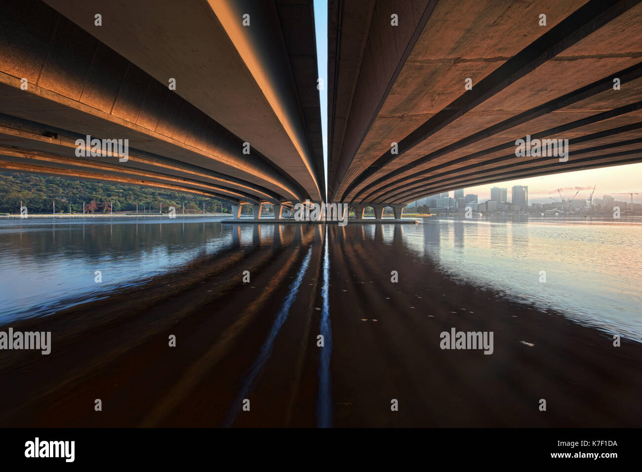 The Narrows bridge over the Swan River in Perth, Western Australia ...