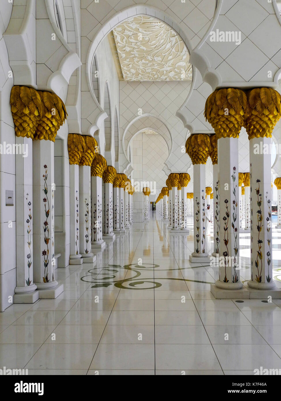 Sheikh Kalifa Mosque Abu Dhabi - view of internal passage Stock Photo ...