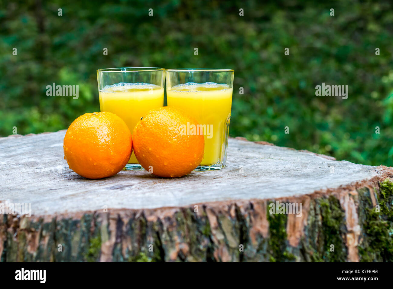 Fresh orange juice with oranges fruit outdoors Stock Photo - Alamy
