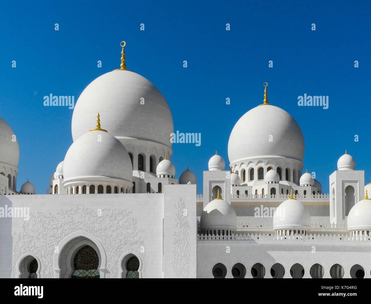 Exterior view of Grand Mosque Abu Dhabi- Sheikh Zayed Stock Photo - Alamy
