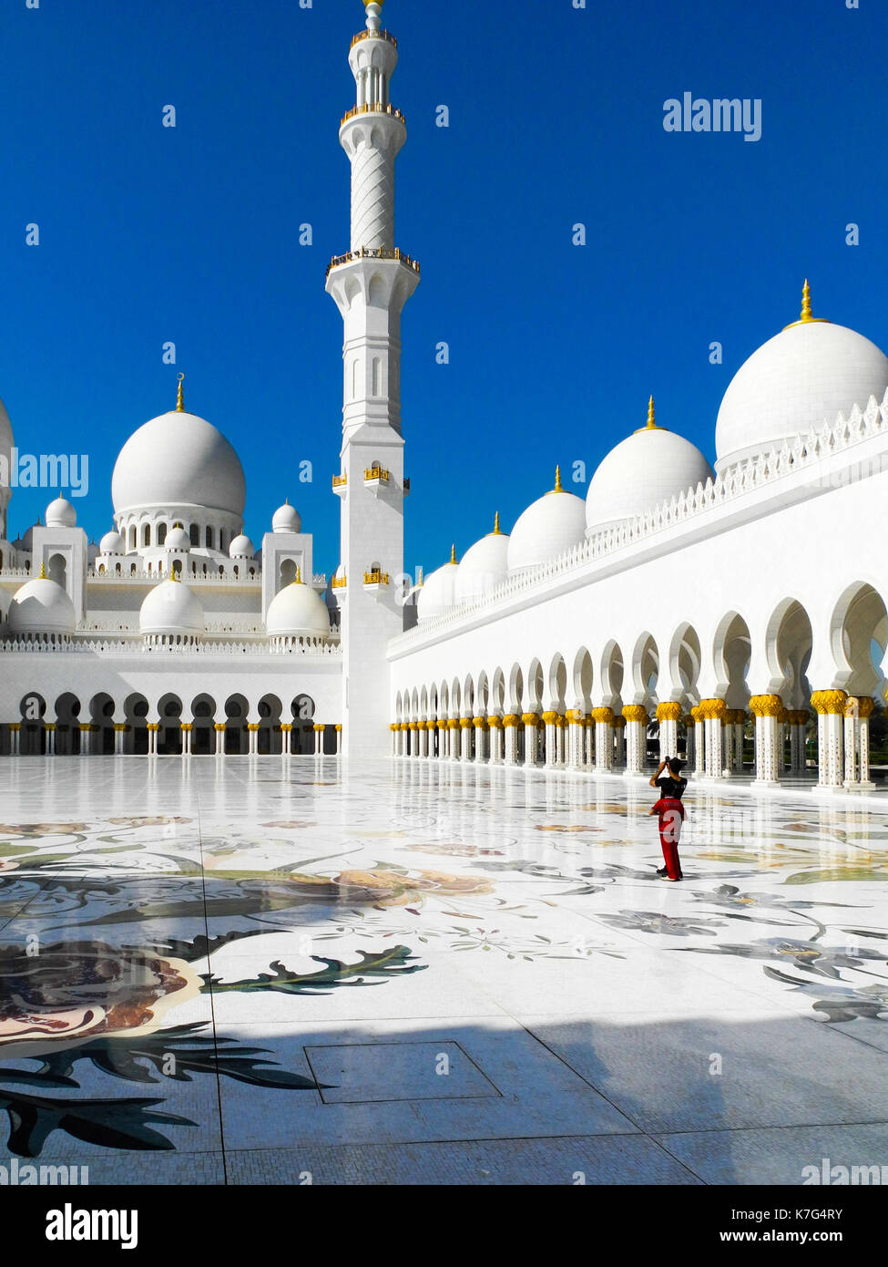 Exterior view of Grand Mosque Abu Dhabi- Sheikh Zayed Stock Photo - Alamy