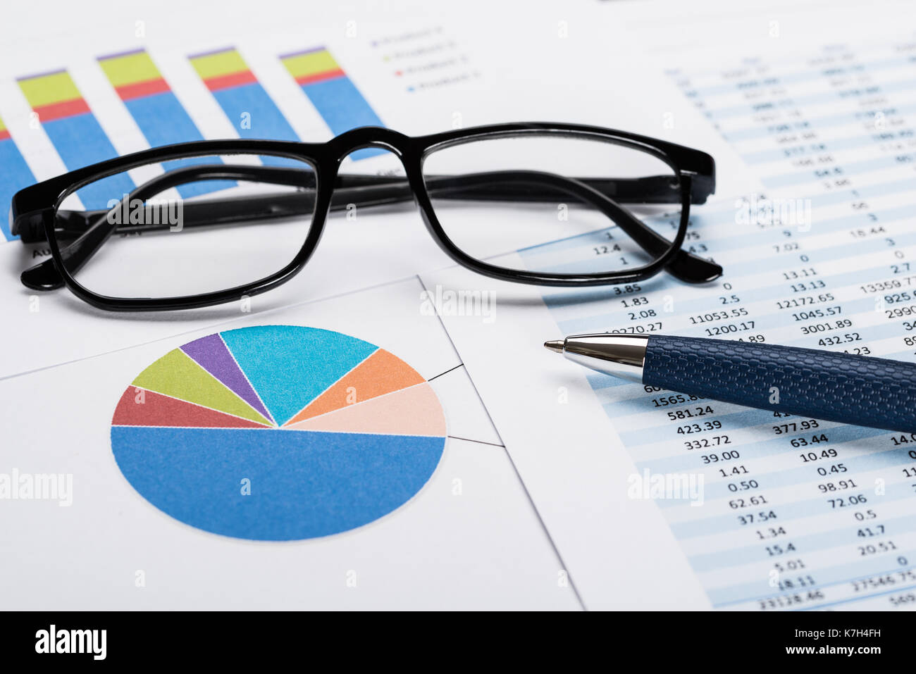 Balance sheet graph hi-res stock photography and images - Alamy
