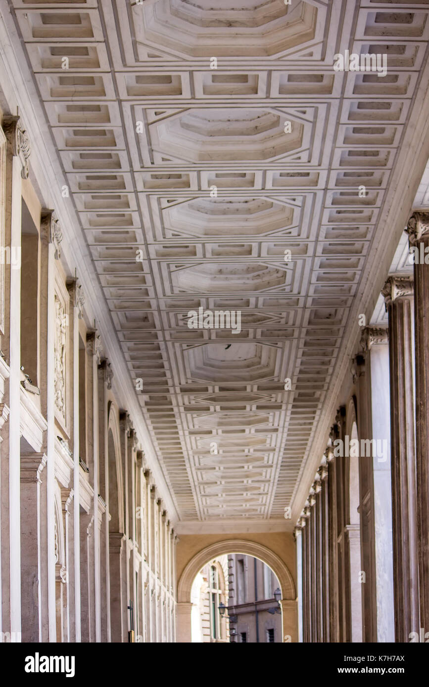 Corridor arch columns exterior hi-res stock photography and images - Alamy