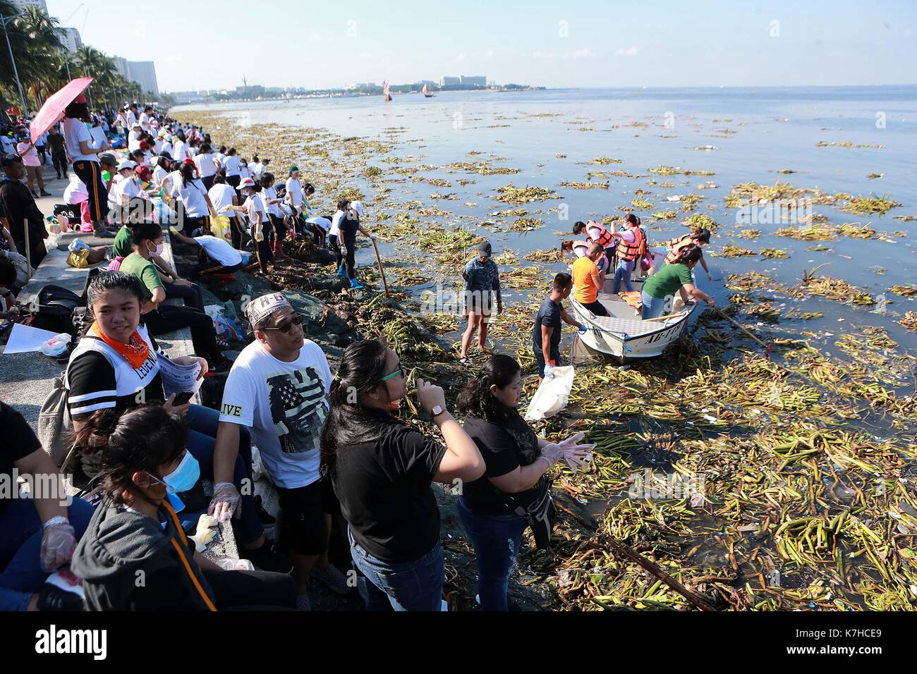Manila, Philippines. 16th Sep, 2017. Volunteers collect garbage along ...