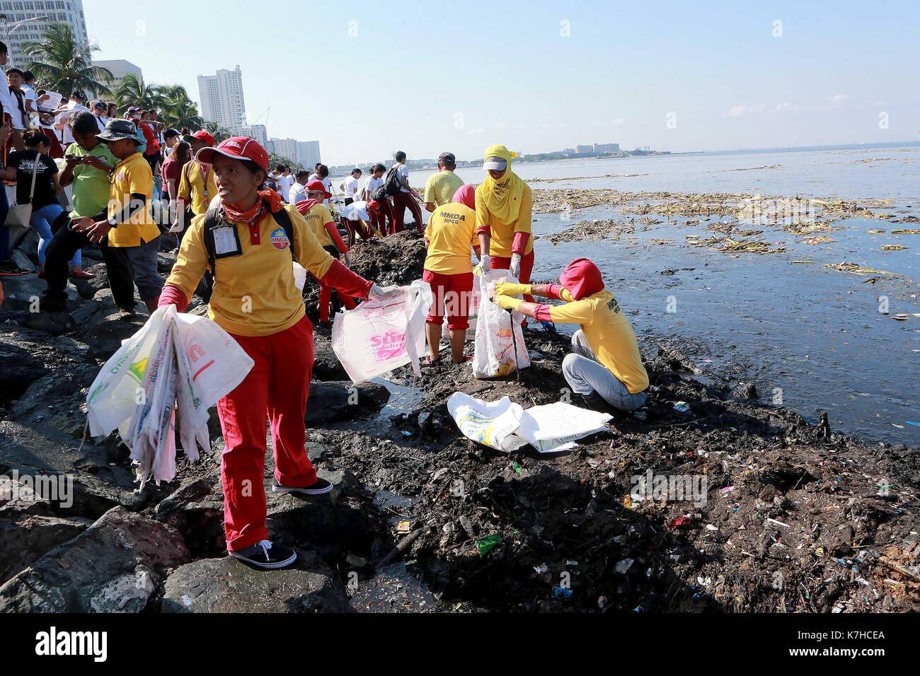 Manila, Philippines. 16th Sep, 2017. Volunteers collect garbage along ...