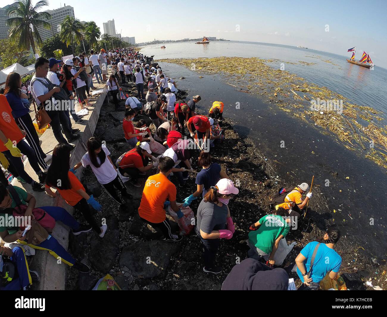 Manila, Philippines. 16th Sep, 2017. Volunteers collect garbage along ...