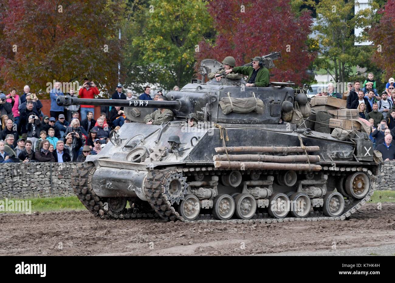 Demonstration at Bovington Tank Museum of the M4 Sherman from the film ...