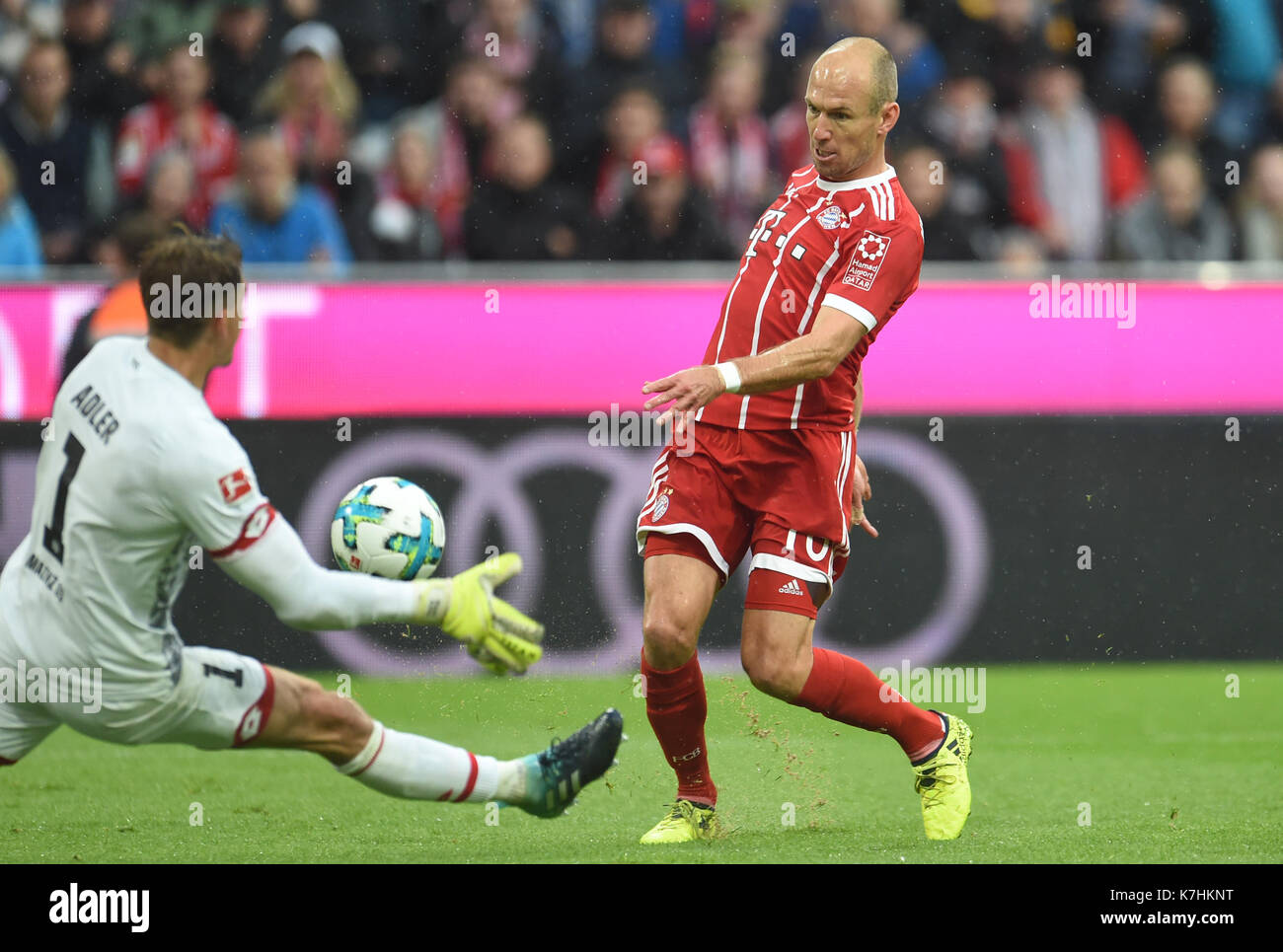 Muenchen's Arjen Robben scores the 2-0 against goalkeeper René Adler of ...