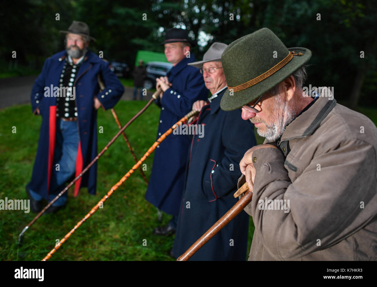 Libbenichen, Germany. 15th Sep, 2017. The shepherd Richard Rudloff (R ...