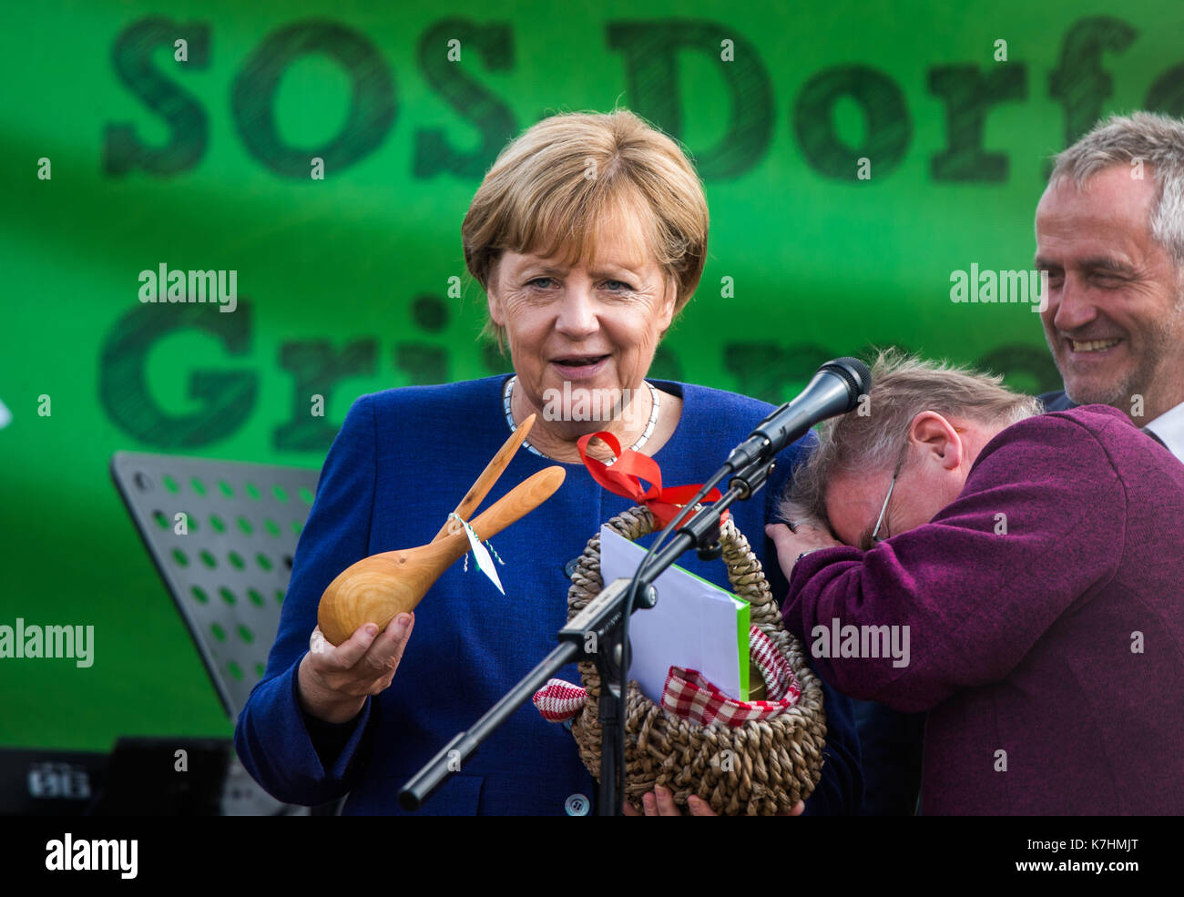 Grimmen, Germany. 16th Sep, 2017. German Chancellor Merkel (CDU) holds ...