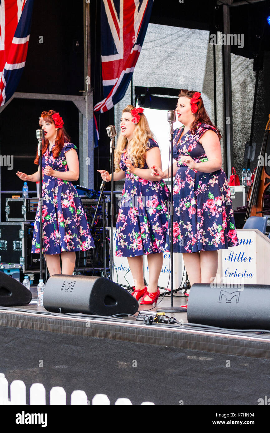 1940s singing trio hi-res stock photography and images - Alamy
