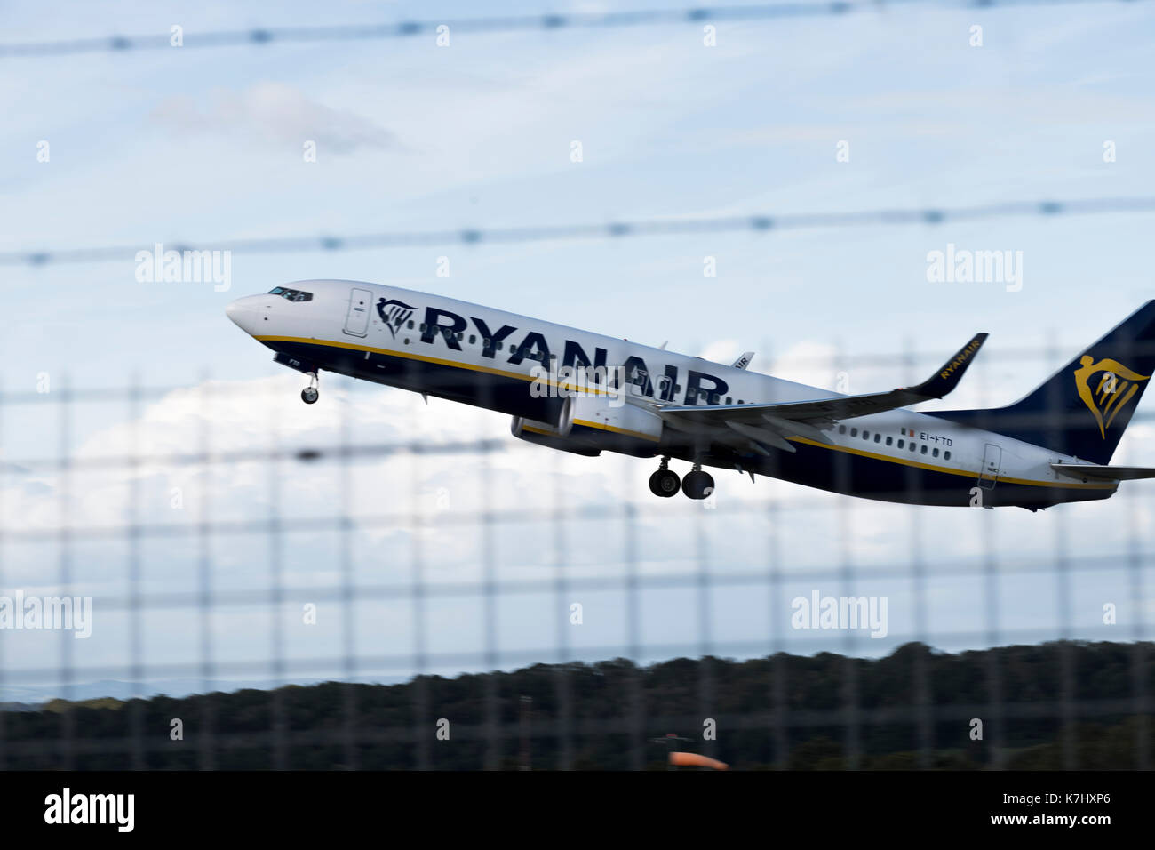 Ryan Air Boeing 737-8AS taking off from Bristol Airport Stock Photo - Alamy