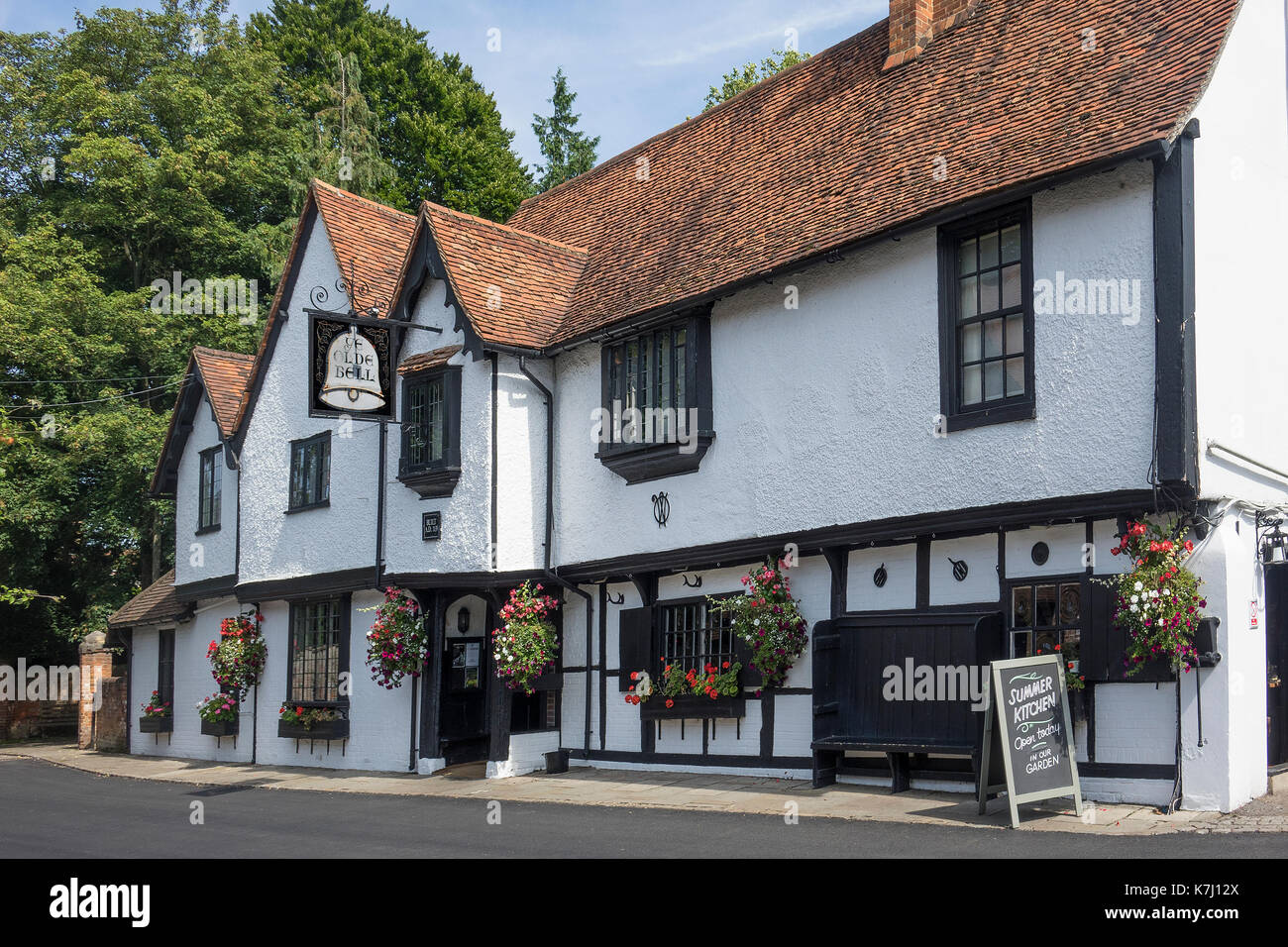 Old bell inn hi-res stock photography and images - Alamy