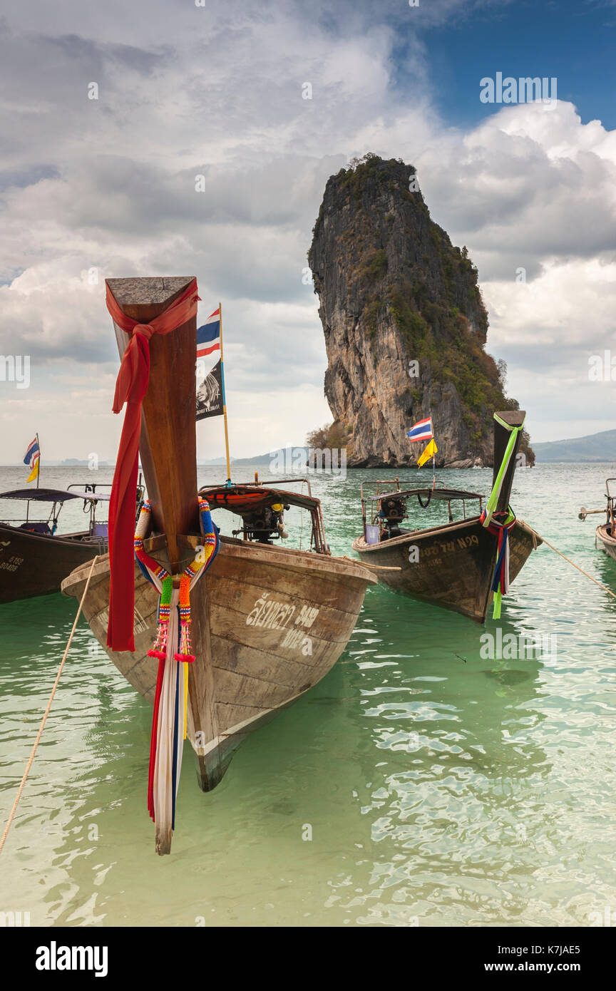 Thailand karst island boat limestone hi-res stock photography and ...