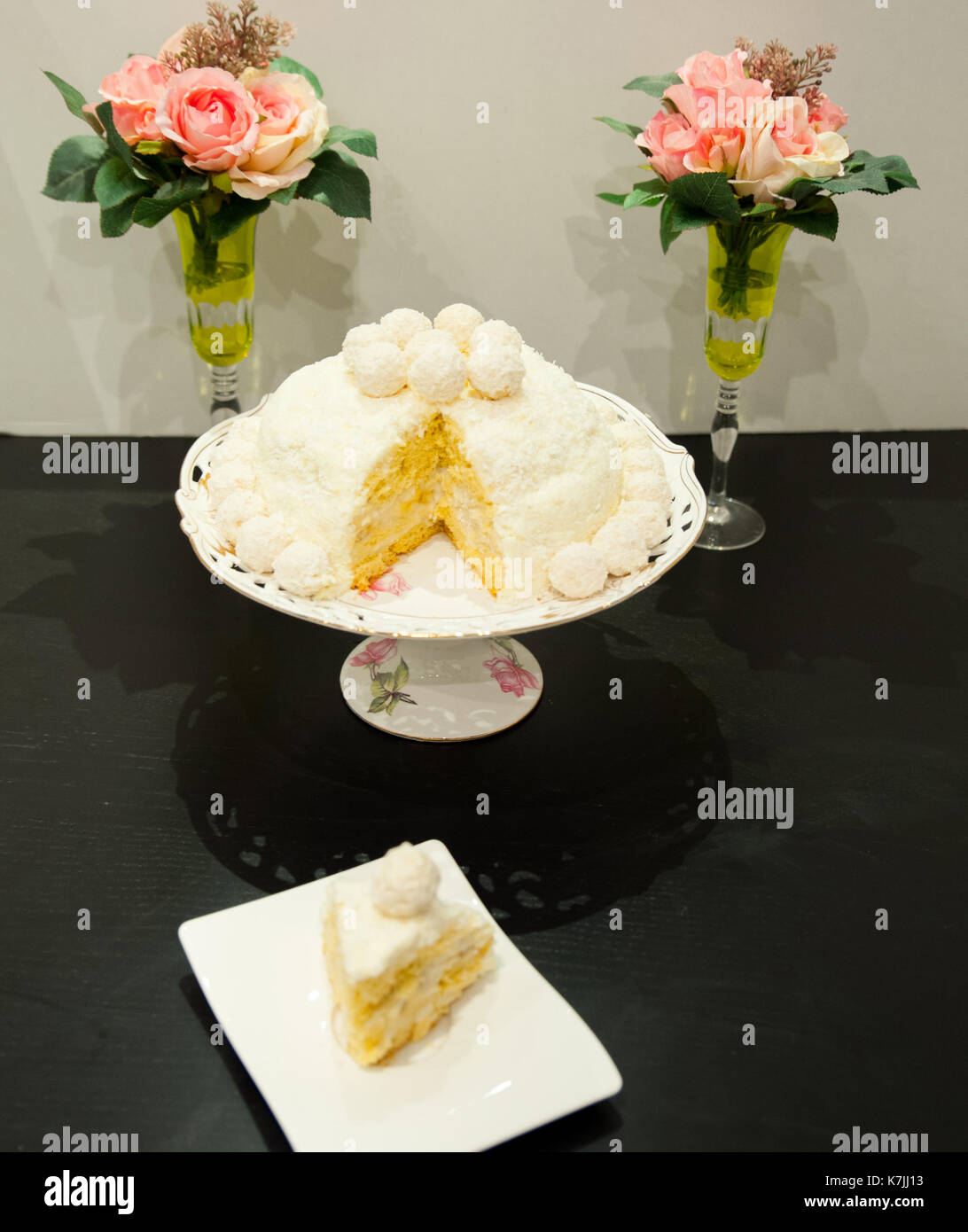 Beautiful white chocolate cake hi-res stock photography and images - Alamy