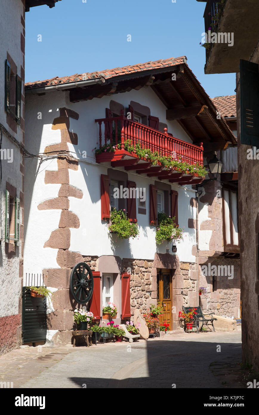 Exteriors traditional spanish houses hi-res stock photography and ...