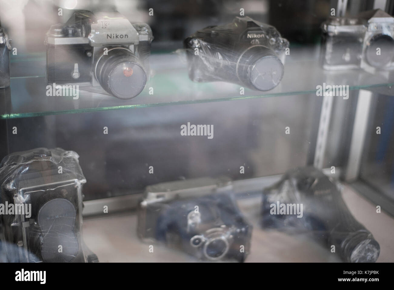 Vintage shop window displays hi-res stock photography and images - Alamy