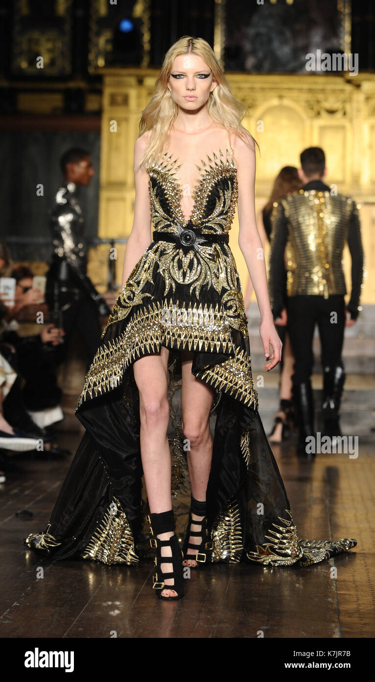 Very skinny model catwalk hi-res stock photography and images - Alamy