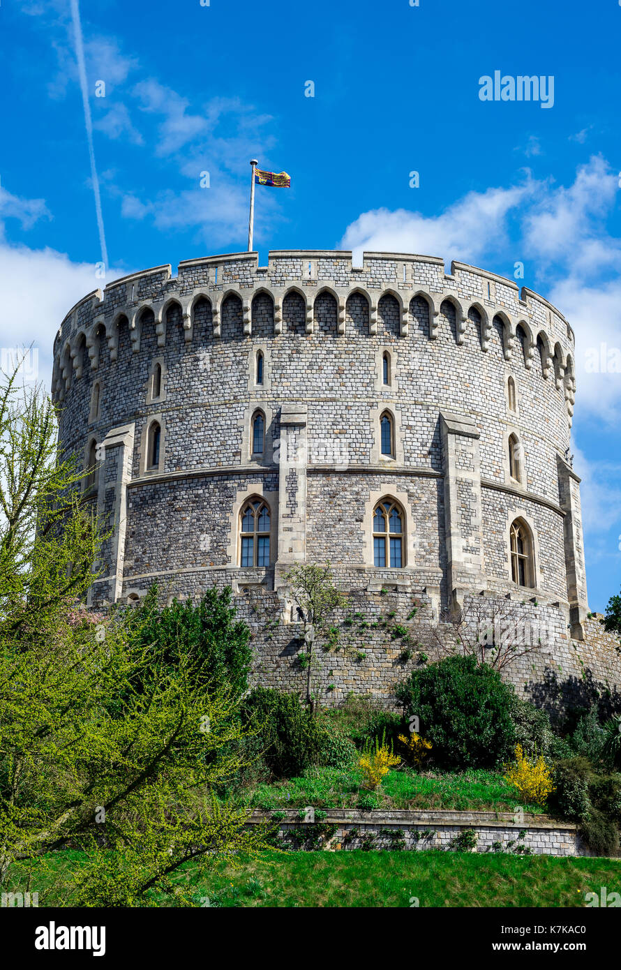 Windsor castle round tower and flag hi-res stock photography and images ...