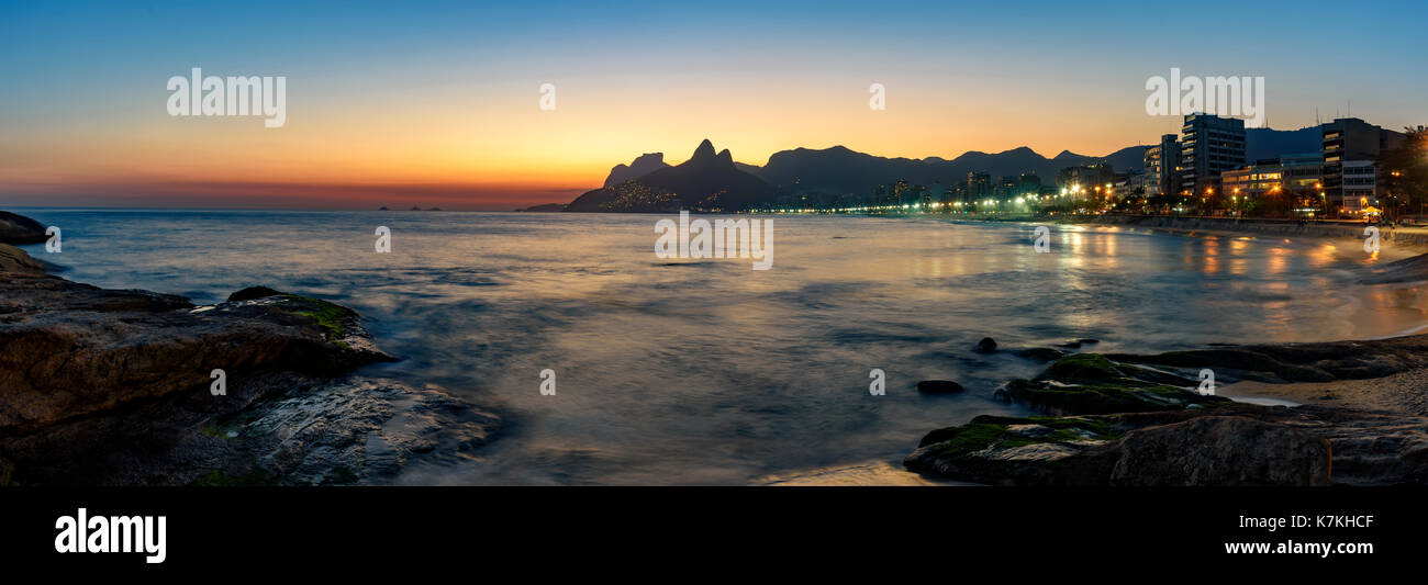 Night arriving at the Arpoador stone, Ipanema beach in Rio de Janeiro ...