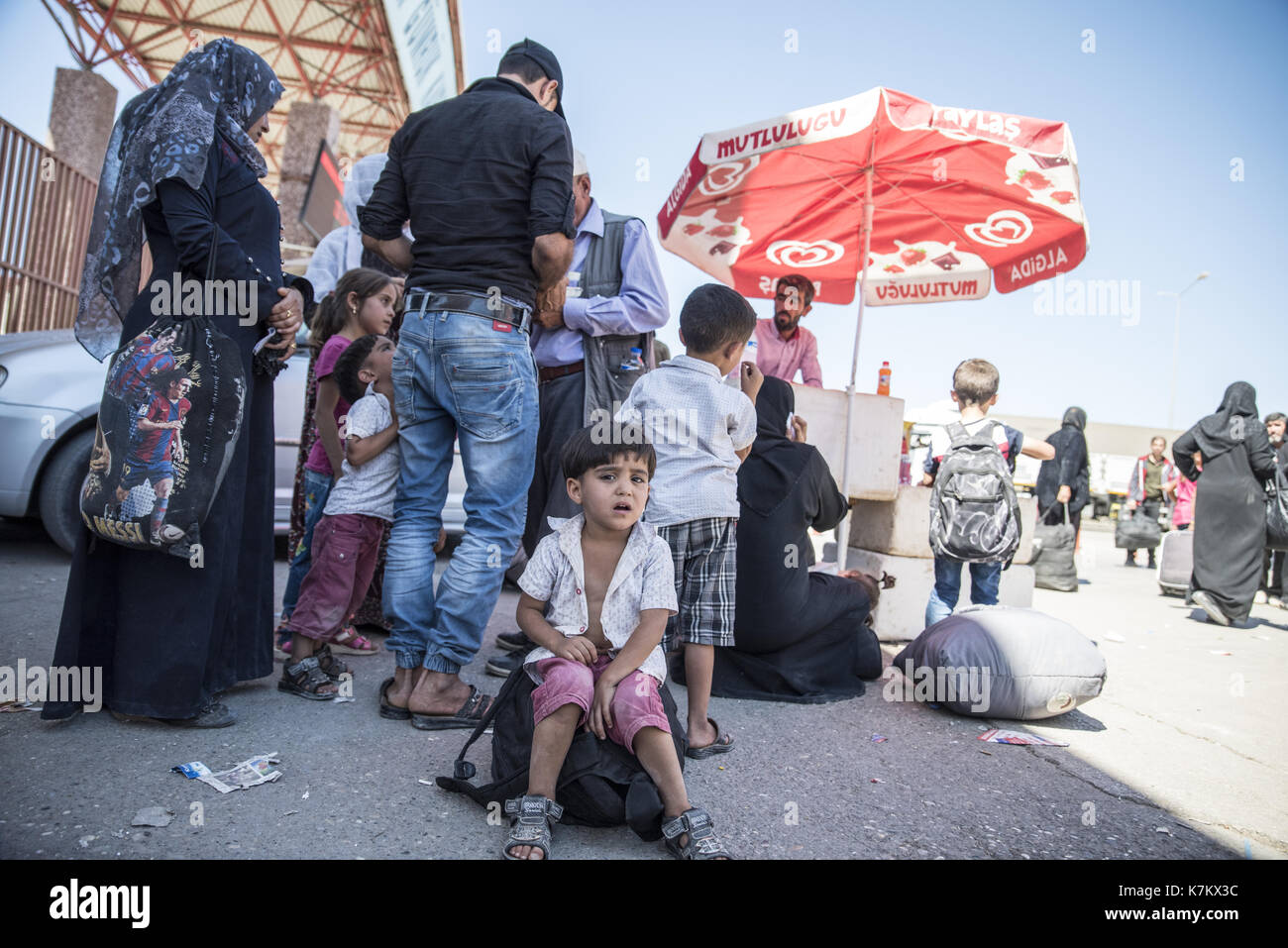 Syrian refugees (mainly from Aleppo and Idlib) entering Turkey in Kilis ...