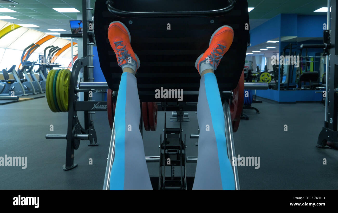 Leg presses and women hi-res stock photography and images - Alamy