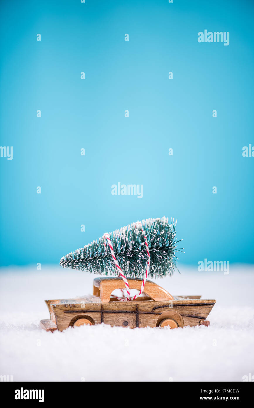 Car carry Christmas tree on roof in snow Stock Photo - Alamy