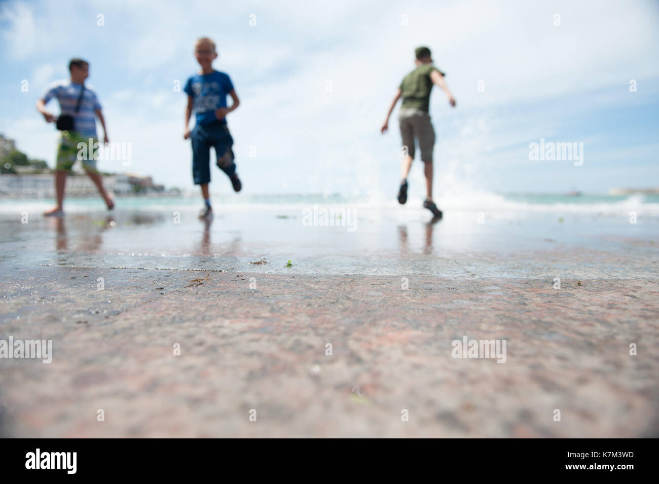 Kids running from waves hi-res stock photography and images - Alamy