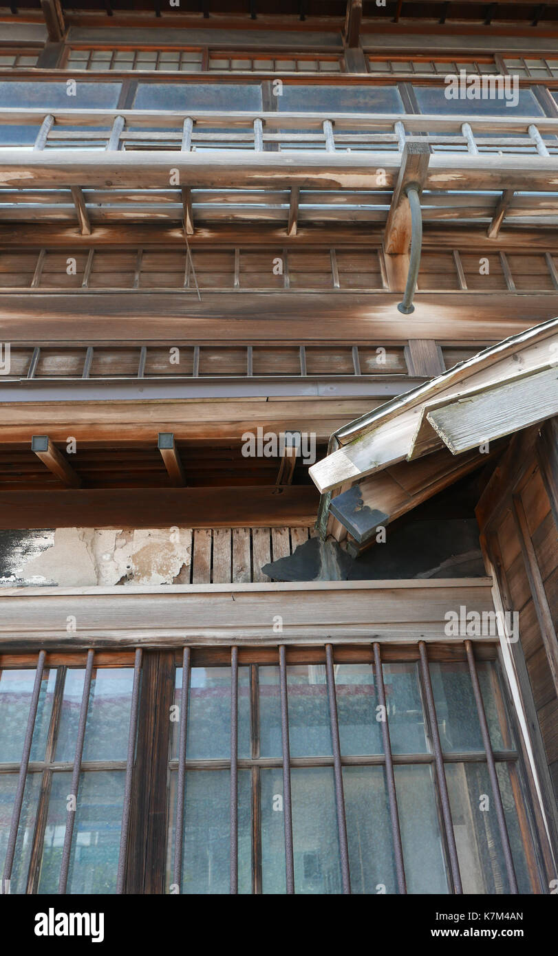 Traditional japanese wooden building hi-res stock photography and ...