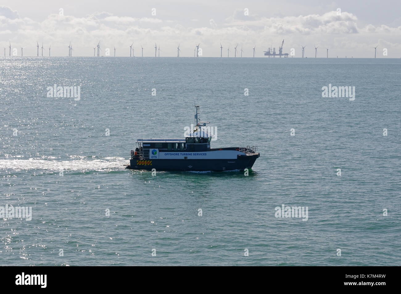 Offshore vessel crew working hi-res stock photography and images - Alamy