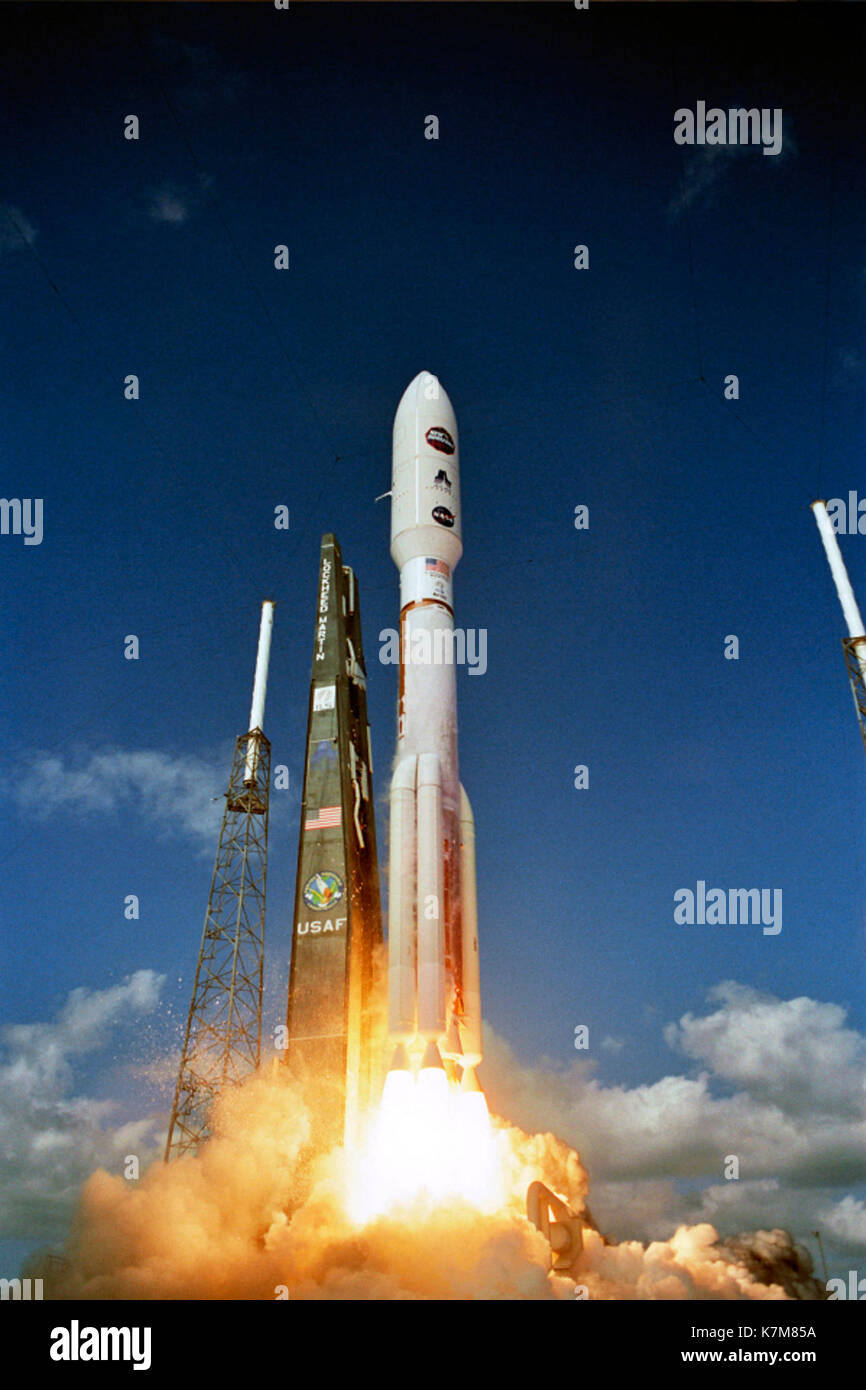 Atlas v launch new horizons hi-res stock photography and images - Alamy