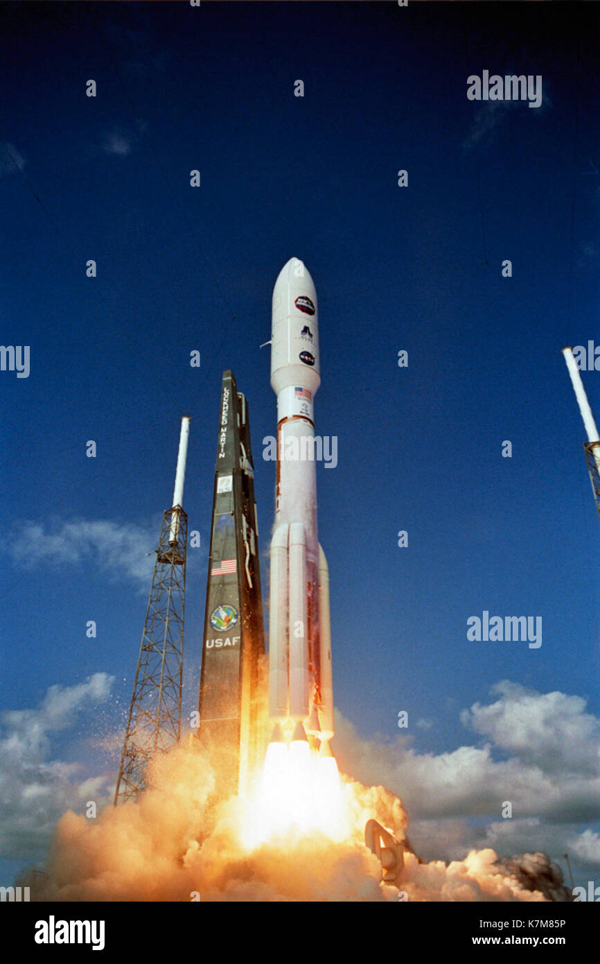 Atlas v launch new horizons hi-res stock photography and images - Alamy