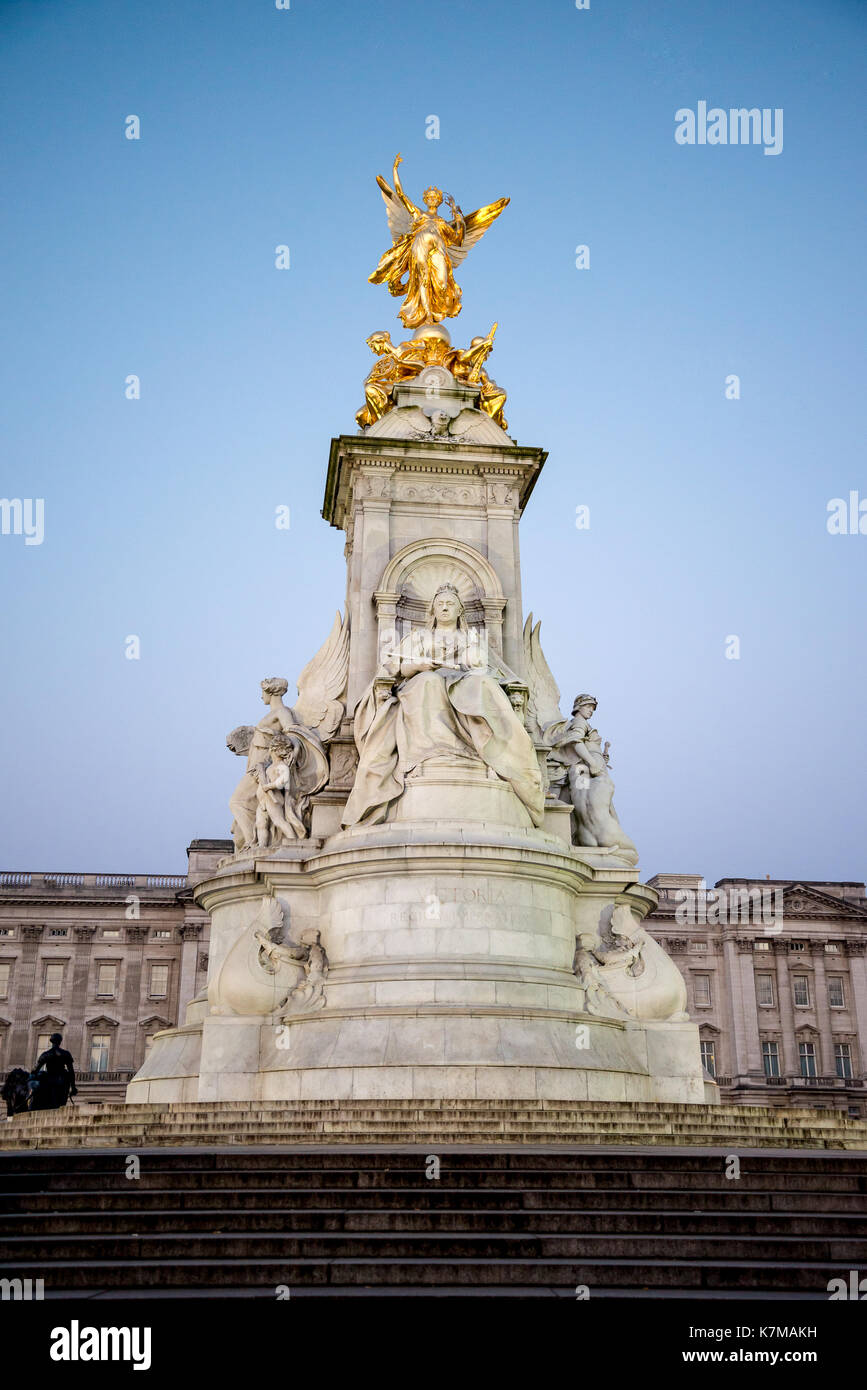 Queen Victoria memorial in front of Buckingham Palace, London, England ...