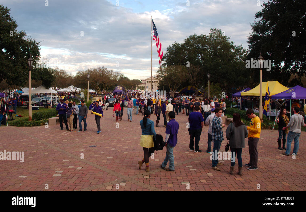 College tailgate hi-res stock photography and images - Alamy