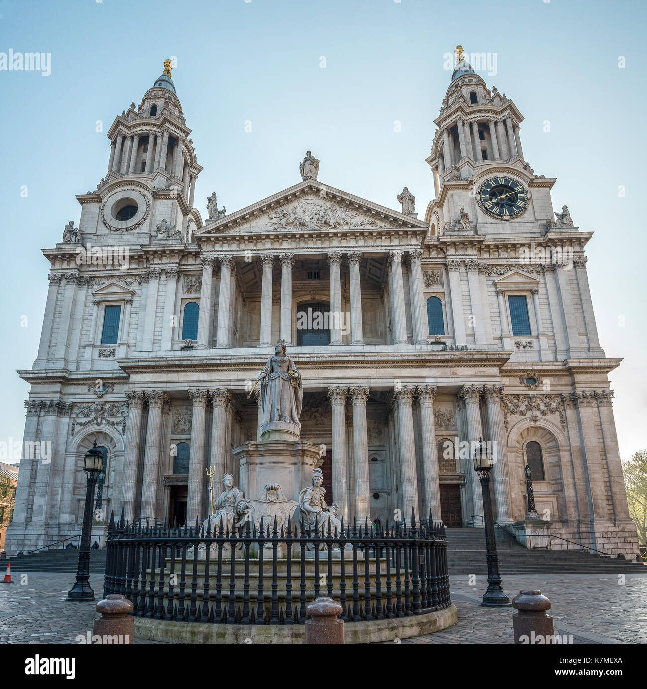 Queen Anne statue in front of western entrance to St Paul's Cathedral ...