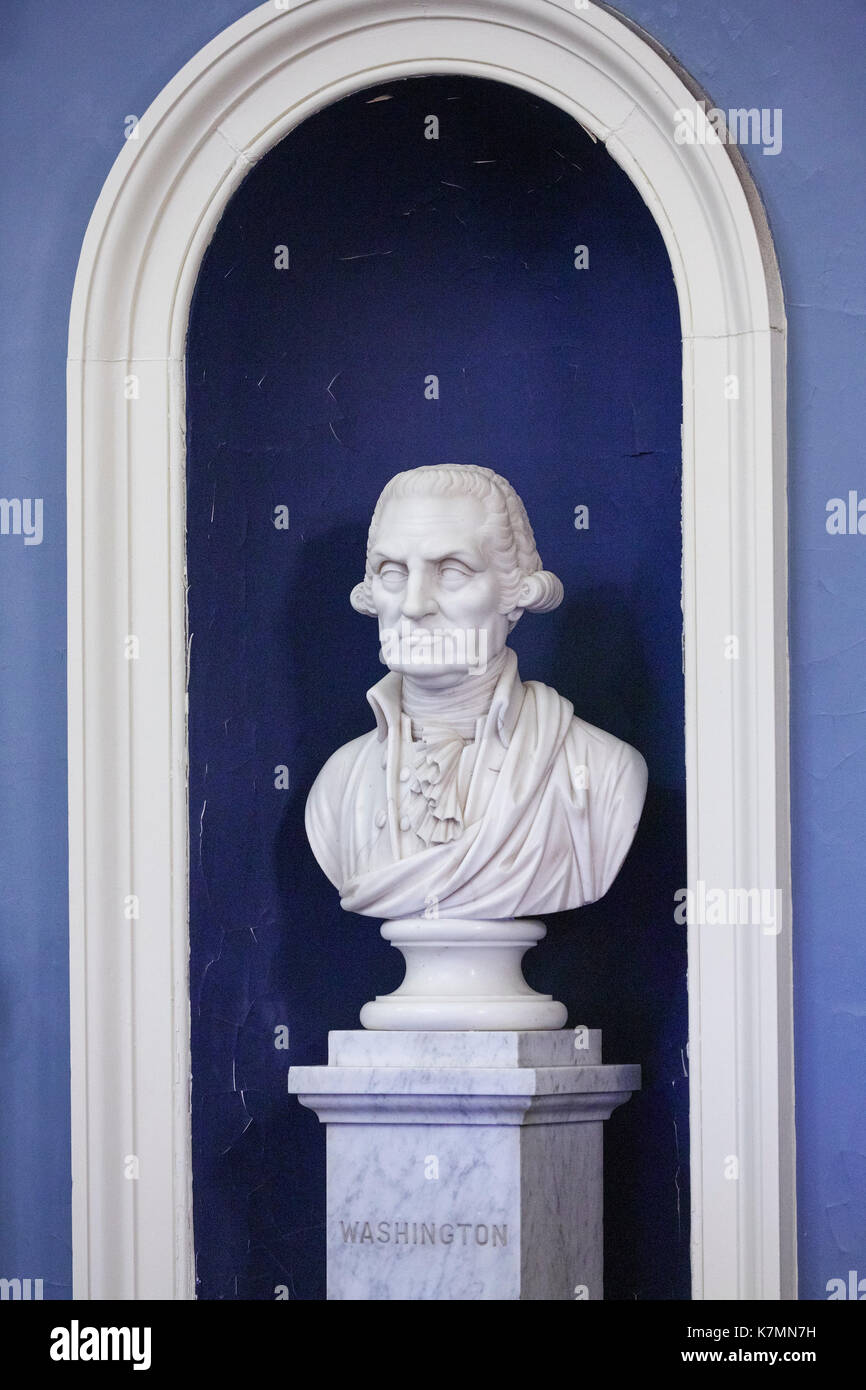 Bust statue hi-res stock photography and images - Alamy