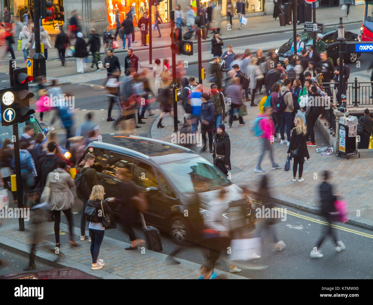 Rushing to shop hi-res stock photography and images - Alamy