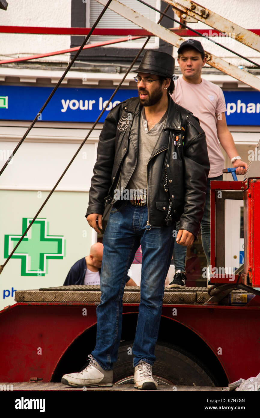 fair man on the big wheel at egremont crab fair Stock Photo - Alamy