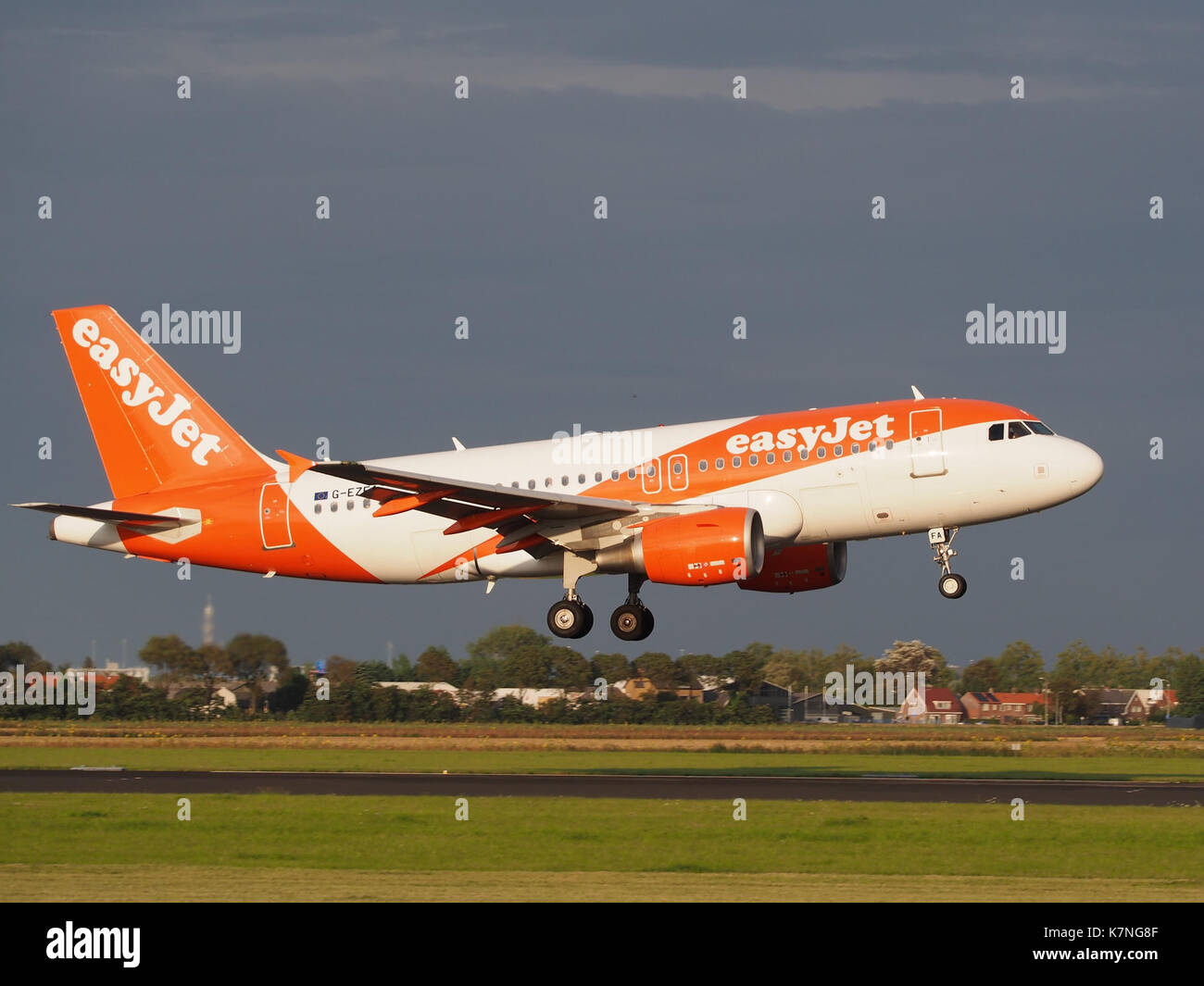 The G-EZFA easyJet Airbus A319-111 is a commercial airliner landing at ...