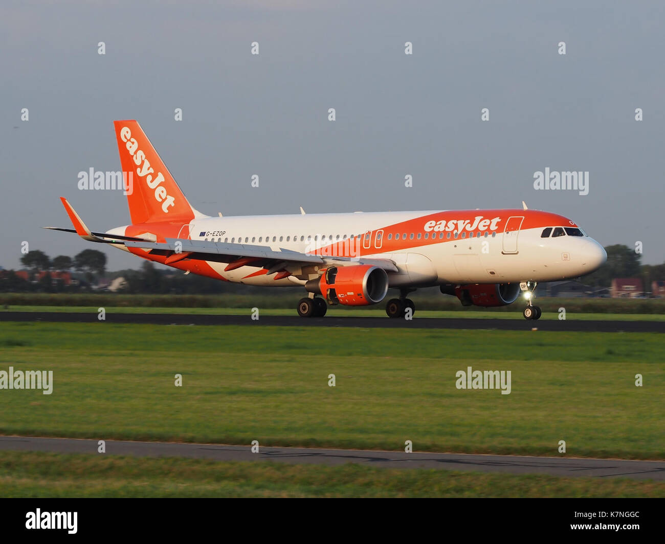 Easyjet landing at schiphol ams eham hi-res stock photography and ...