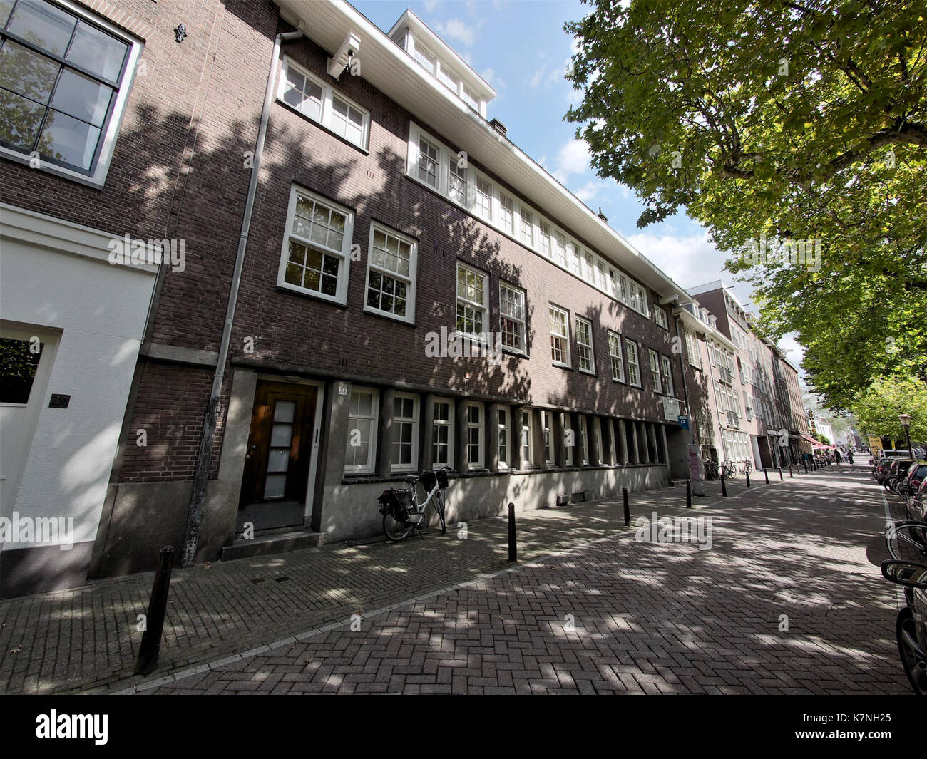This photograph shows Lijnbaansgracht 259-260, a location in Amsterdam, known for its historical ...